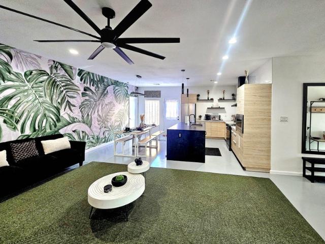 Dallas House with Workspace. Modern & newlyrenovat