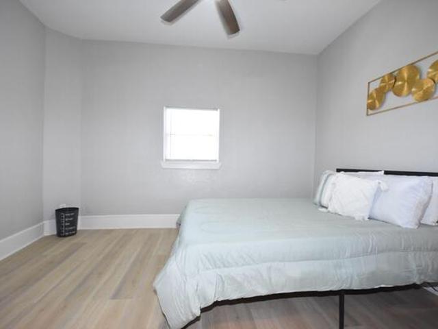 Dallas House with Dining area. Comfortable & spacious