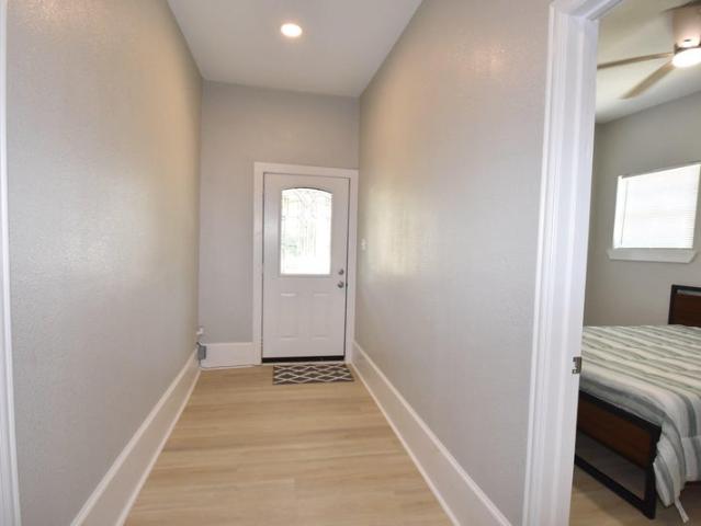 Dallas House with Dining area. Comfy & spacious