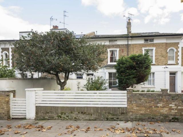 Dalling Road, London W6 2 bed flat to rent £2,500 pcm £577 pw