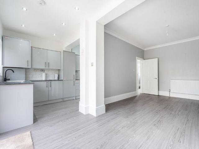 Dalmeny Avenue, Norbury, London, SW16 3 bed terraced house to rent £2,600 pcm £600 pw