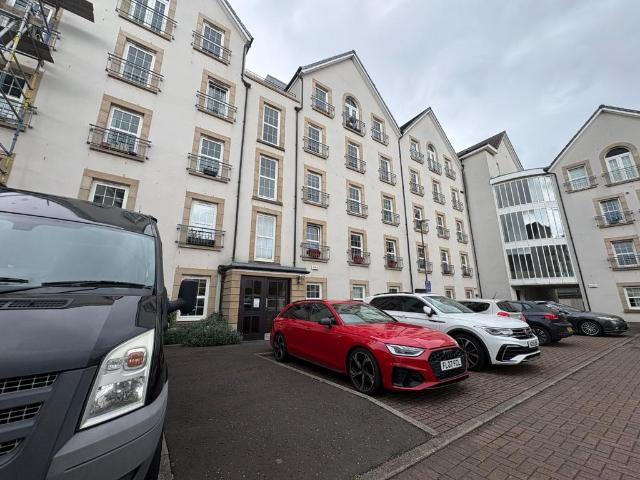 Dalry Gait, Dalry, Edinburgh, EH11 2 bed flat to rent £1,650 pcm £381 pw