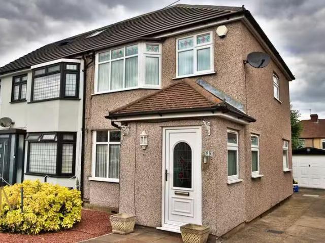 Dartford DA2 3 bed semi detached house for sale £400,000