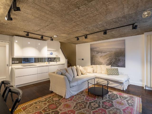 Dartmouth Close, London W11, 2 bed flat to rent, £3,750 pcm | PrimeLocation