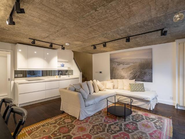 Dartmouth Close, London, W11 2 bed flat to rent £3,750 pcm £865 pw