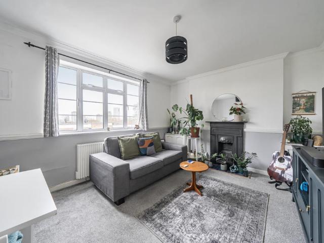 Dartmouth Grove London SE10 2 bed flat to rent £2,100 pcm £485 pw
