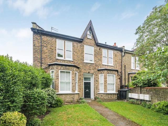 Dartmouth Park Hill, London N19 2 bed flat to rent £2,800 pcm £646 pw