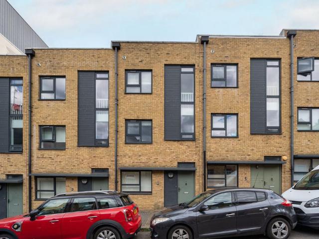 Dartmouth Place, Forest Hill, Forest. 4 bed terraced house to rent £5,000 pcm £1,154 pw
