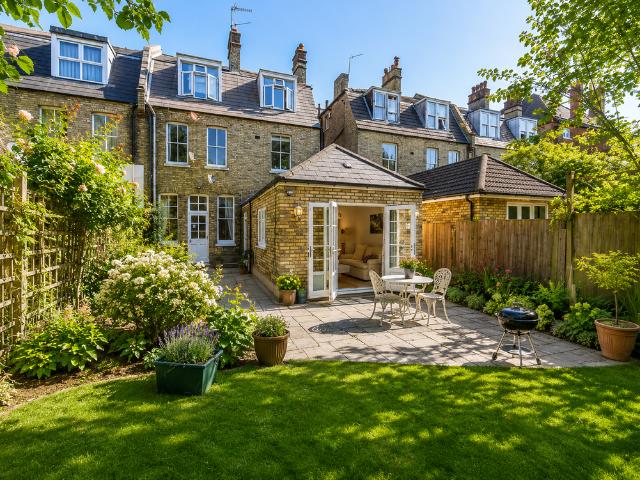 Dartmouth Road, London NW2 2 bed flat to rent £2,500 pcm £577 pw