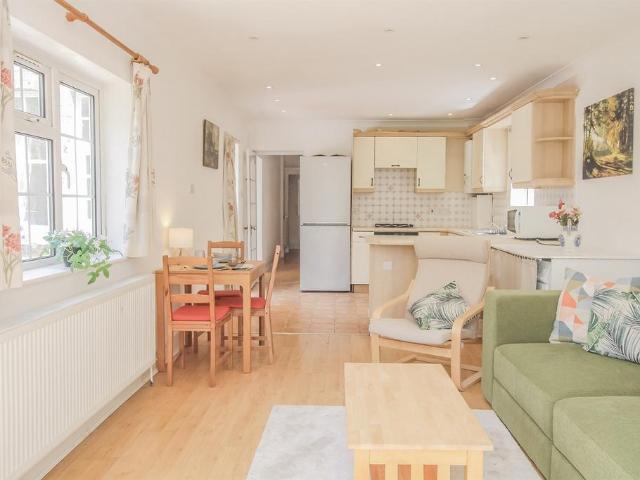 Dartmouth Road, Mapesbury. 2 bed flat to rent £2,500 pcm £577 pw