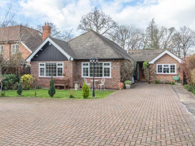Dartnell Avenue, West Byfleet KT14 5 bed detached bungalow to rent £4,250 pcm £981 pw