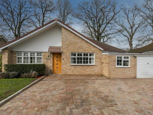 Darvel Close, Woking GU21 4 bed detached bungalow to rent £3,250 pcm £750 pw