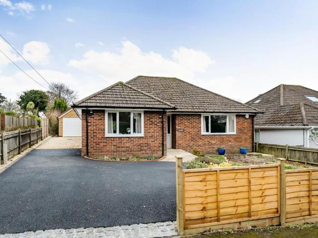 Darvill Road, Alresford SO24 3 bed bungalow to rent £2,250 pcm £519 pw