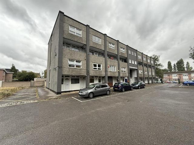 Darvills Lane, Slough 2 bed flat to rent £1,470 pcm £339 pw