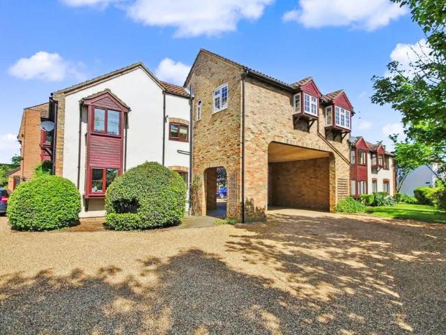 Darwood Court, Cambs PE27 2 bed ground floor flat to rent £1,050 pcm £242 pw