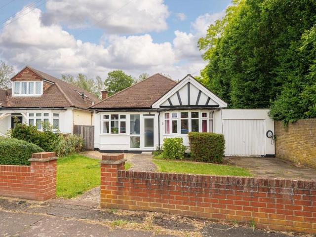 Darby Crescent, Sunbury On Thames TW16 3 bed bungalow to rent £2,295 pcm £530 pw