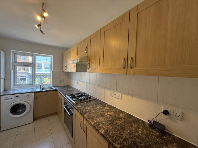 Darkes Lane, Potters Bar EN6, 3 bed flat to rent, £1,800 pcm | PrimeLocation