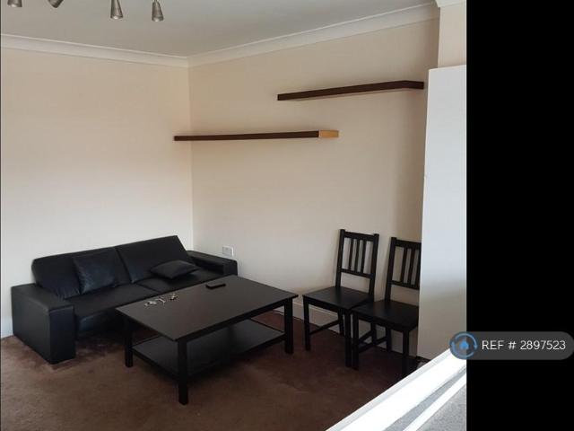 Darkes Lane, Potters Bar, EN6 2 bed flat to rent £1,750 pcm £404 pw