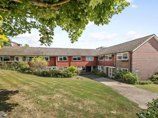 Darlaston Road 2 bed apartment to rent £2,250 pcm £519 pw