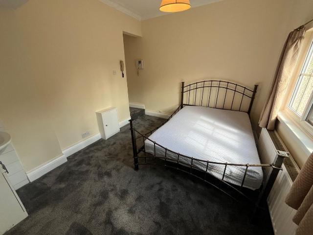 Darnley Road, West Park, Leeds LS16, Room to rent, £600 pcm | PrimeLocation