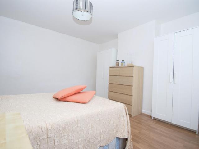 Dashing double bedroom in East Acton Has a Room