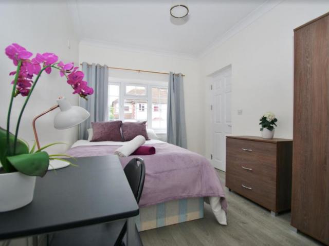 Dashing double ensuite bedroom in Ealing Has a Room