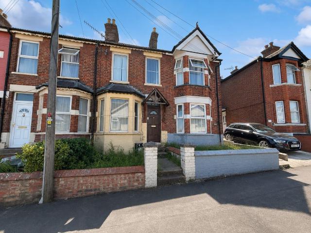 Dashwood Avenue, Cressex Business Park, High Wycombe HP12, 3 bed terraced house to rent, £1,575 pcm | PrimeLocation