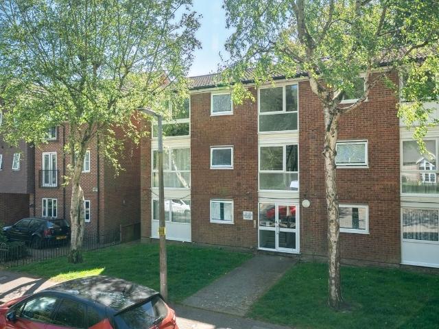 Datchet Close, Hemel Hempstead HP2, 2 bed flat to rent, £1,350 pcm | PrimeLocation