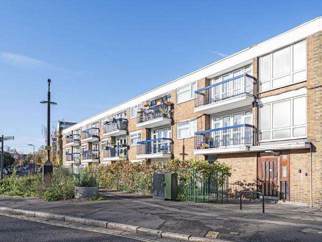 Daubeney Road, Clapton, London, E5 2 bed flat to rent £2,250 pcm £519 pw