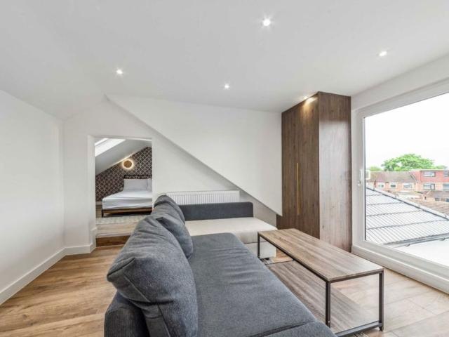 David Avenue, UB6, London