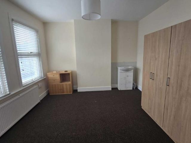 Davidson Rd, Croydon CR0, Room to rent, £825 pcm | PrimeLocation