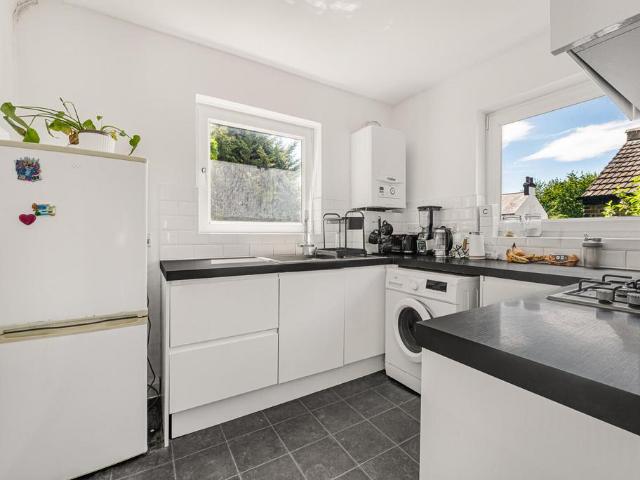 Davidson Road, Croydon 2 bed flat to rent £1,850 pcm £427 pw