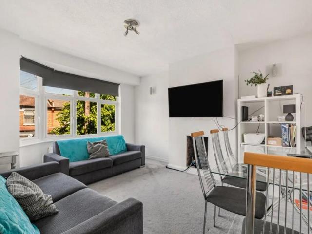 Davidson Road, Selhurst 2 bed flat to rent £1,750 pcm £404 pw