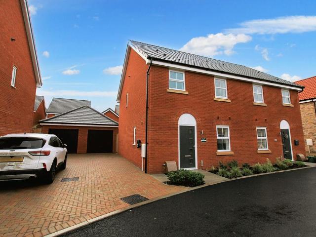 Davie Close, Old Catton NR6 3 bed semi detached house to rent £1,495 pcm £345 pw