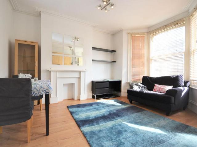 Davisville Road, Shepherd's Bush W12 9SH 2 bed flat to rent £2,100 pcm £485 pw