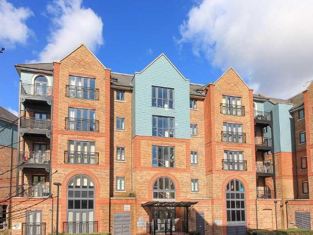 Davit House, Tonbridge, TN9 2 bed flat to rent £1,800 pcm £415 pw