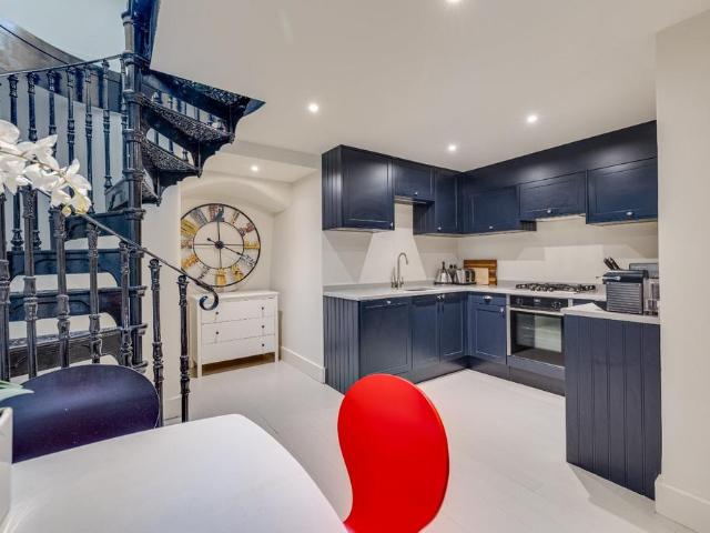 Dawes Road, London, SW6 2 bed flat to rent £3,000 pcm £692 pw