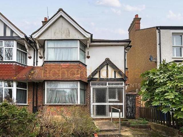 Daws Lane, Mill Hill, 3 Bedroom House