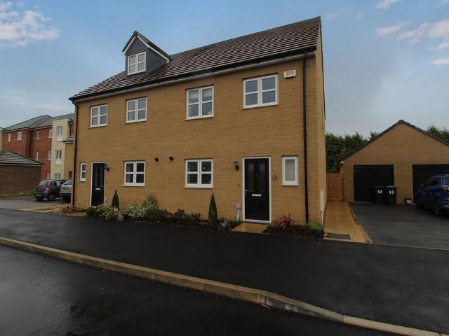 Dawson Avenue, Stotfold, Hitchin, SG5 3 bed semi detached house to rent £1,795 pcm £414 pw