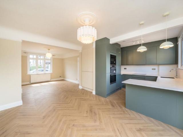Dawson Road, Kingston Upon Thames KT1 3 bed terraced house to rent £3,100 pcm £715 pw