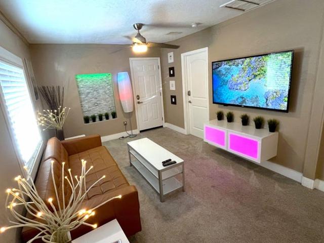 Daytona Beach, Large Smart TVs, Maid Service every