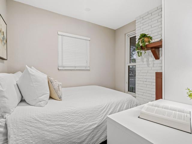 Dazzling newly renovated & modern Tampa with Backyard