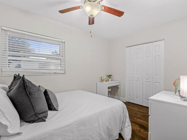 Dazzling newly renovated & modern Tampa with Backyard
