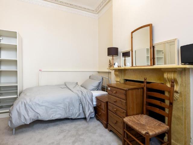 De Vere Gardens, W8 5AR Studio to rent £1,750 pcm £404 pw