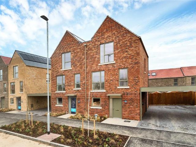 De Bruyne Street, Cambridge. 4 bed semi detached house to rent £2,400 pcm £554 pw