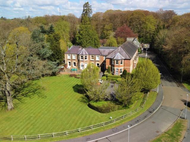 De Havilland Drive, Hazlemere, HP15 2 bed flat to rent £1,750 pcm £404 pw