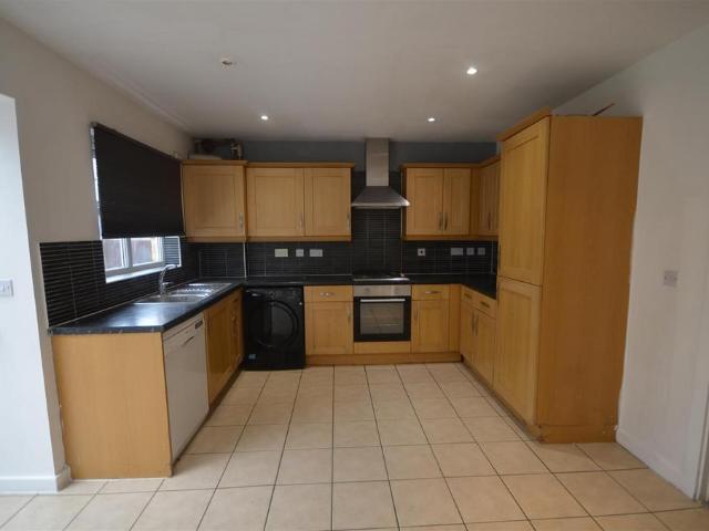 De Havilland Road, Edgware HA8 5QB 5 bed townhouse to rent £3,300 pcm £762 pw