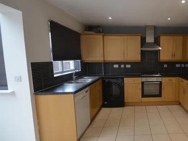 De Havilland Road, London, HA8 5DP, United Kingdom | 5 bed townhouse for rent #166426780 | Rentberry