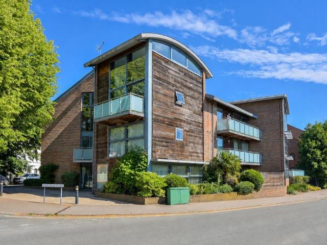De Novo Place, St Albans AL1 2 bed apartment to rent £2,100 pcm £485 pw