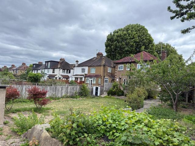 Demesne Road, Wallington, SM6 3 bed detached house to rent £2,750 pcm £635 pw